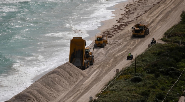 US dumps huge amounts of sand on Miami Beach to tackle climate change ...