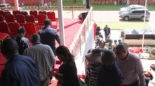 Uhuru drives himself to Nyayo stadium to inspect Moi memorial ...